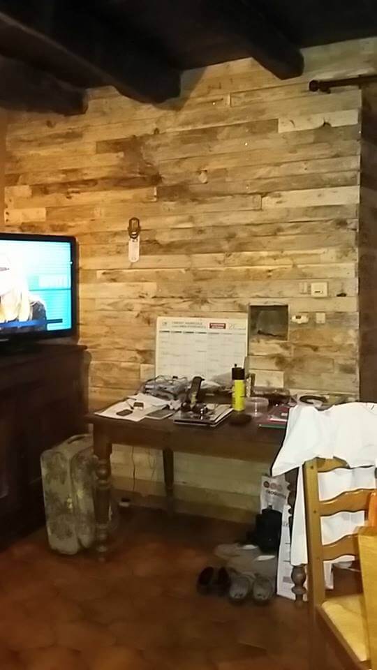 Pallet Wood Wall - Pallet Room Divider Wall - Easy Pallet Ideas