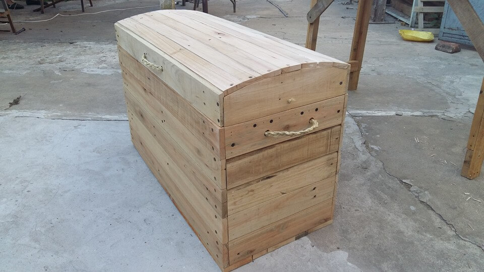 Upcycled Wood Pallet Trunk - Easy Pallet Ideas