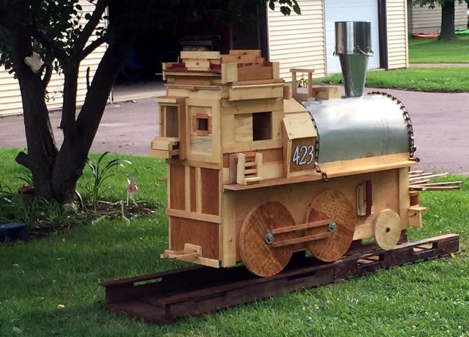 Pallet Train Engine with Track Built for Kids - Easy Pallet Ideas