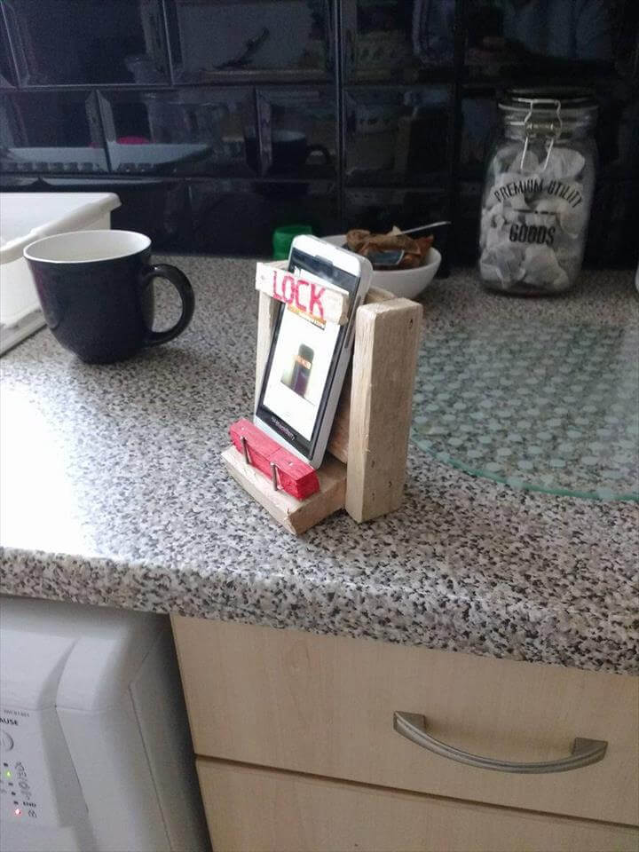 DIY Pallet Mobile Phone Holder - Easy Pallet Ideas